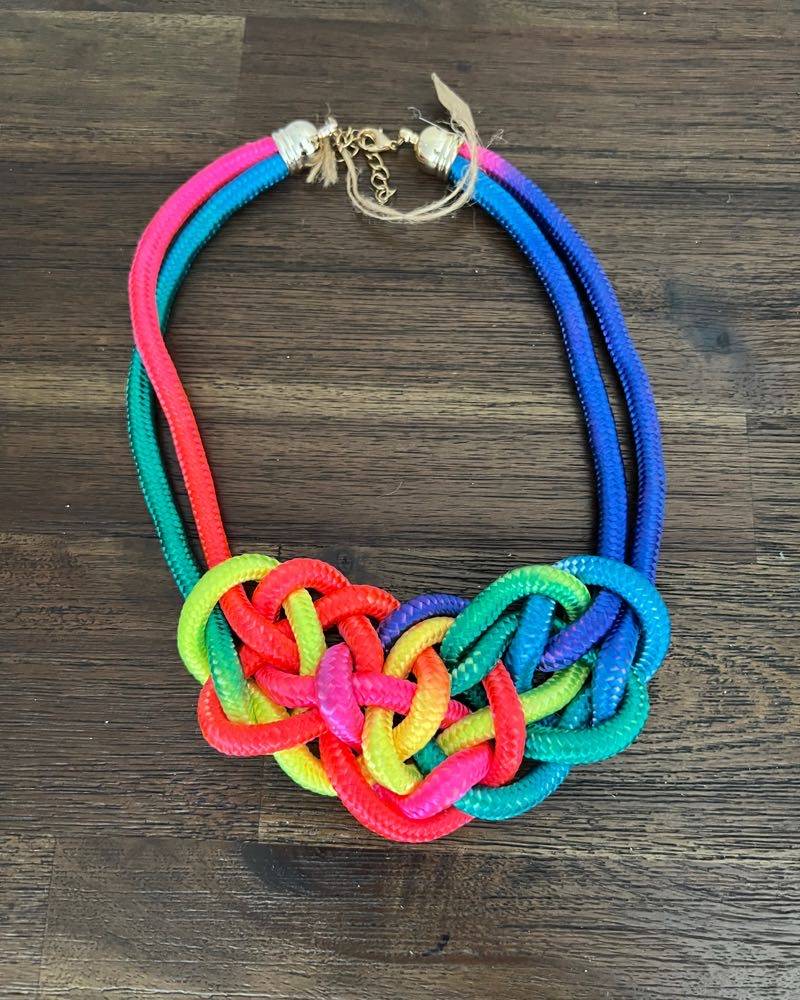 Renueva Tu Closet - Collar